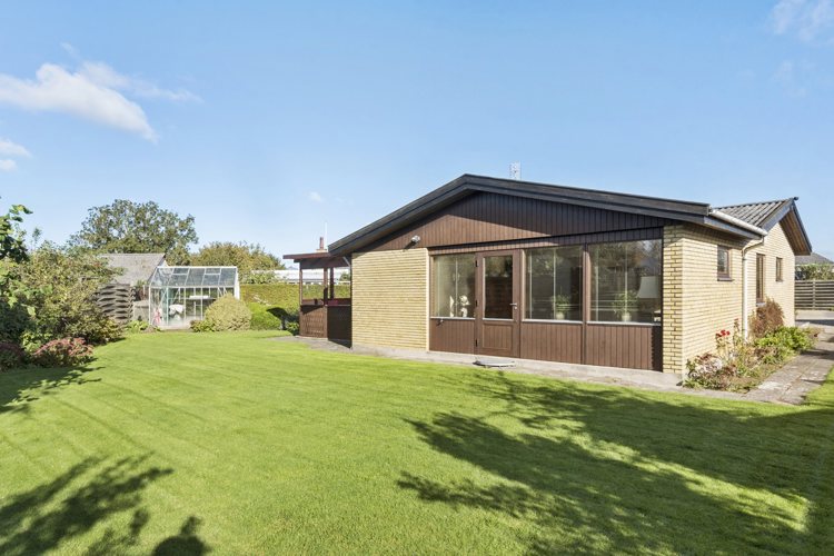 Strandvejen 11 - Villa til Salg | danbolig